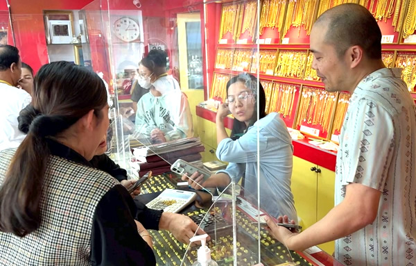 Sharpest fall in gold in 43 years sees baht fall by 2 per cent against ...